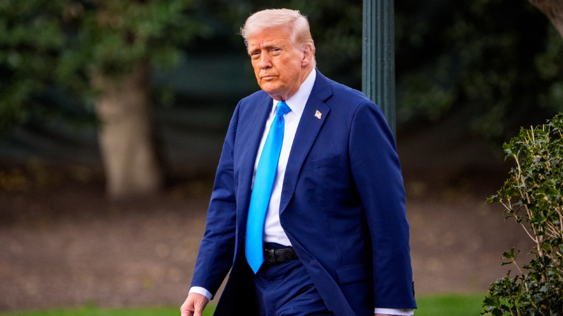 Donald Trump weighs up $400m luxury plane gift from Qatar