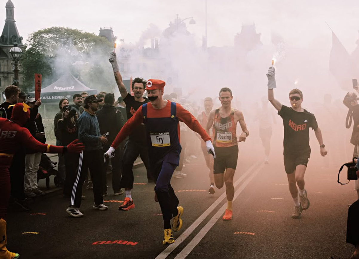 Runner Anh mặc đồ Super Mario, chạy marathon sub2:26