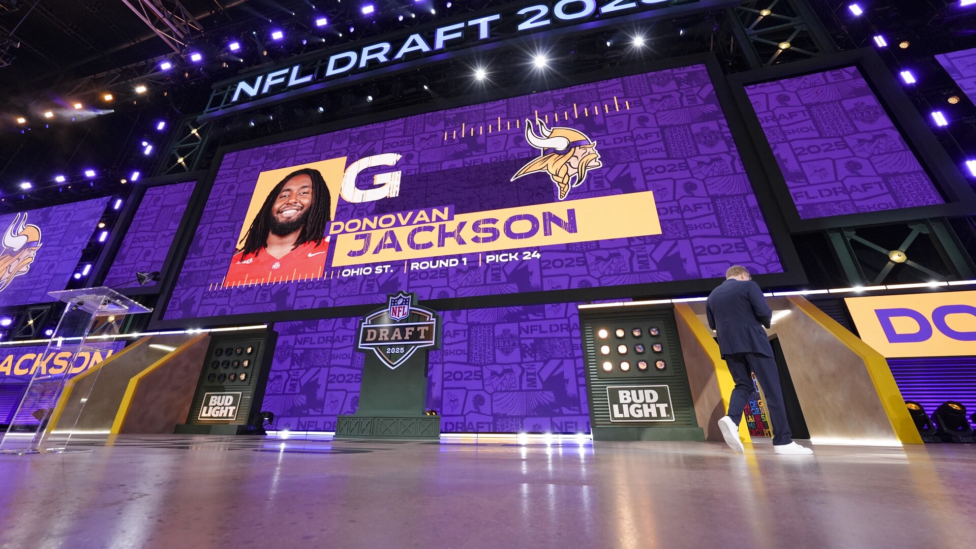Vikings agree to terms with first-round OL Donovan Jackson