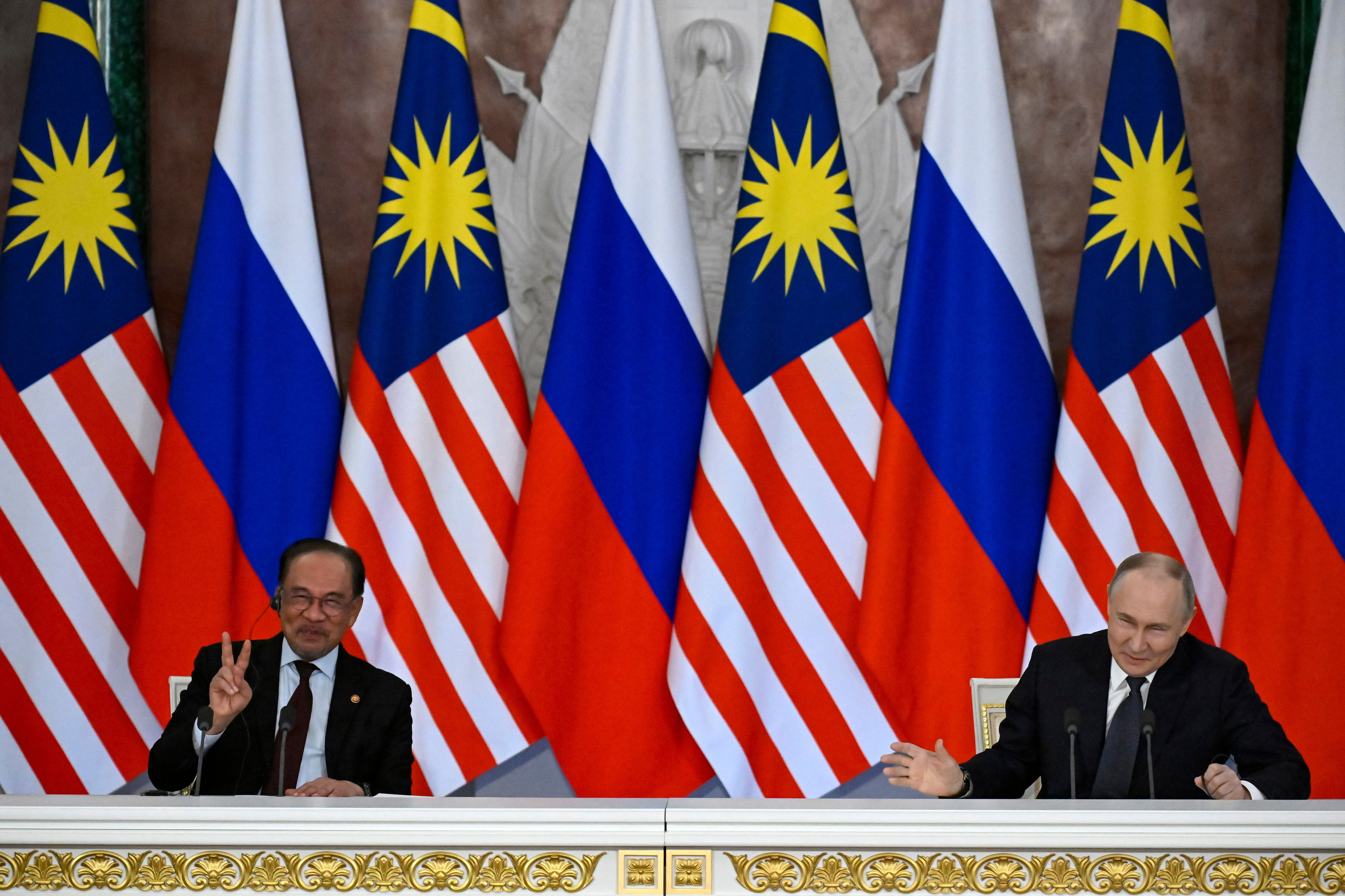 Malaysian PM raises downing of MH17 with Putin as captain’s son calls ...
