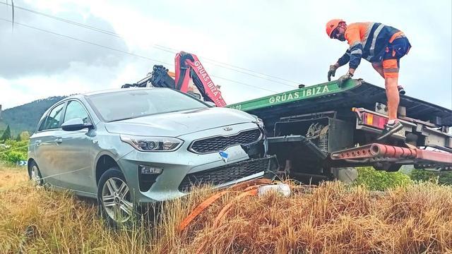 Un coche destroza varias señales tras salirse de la carretera de Sant Josep