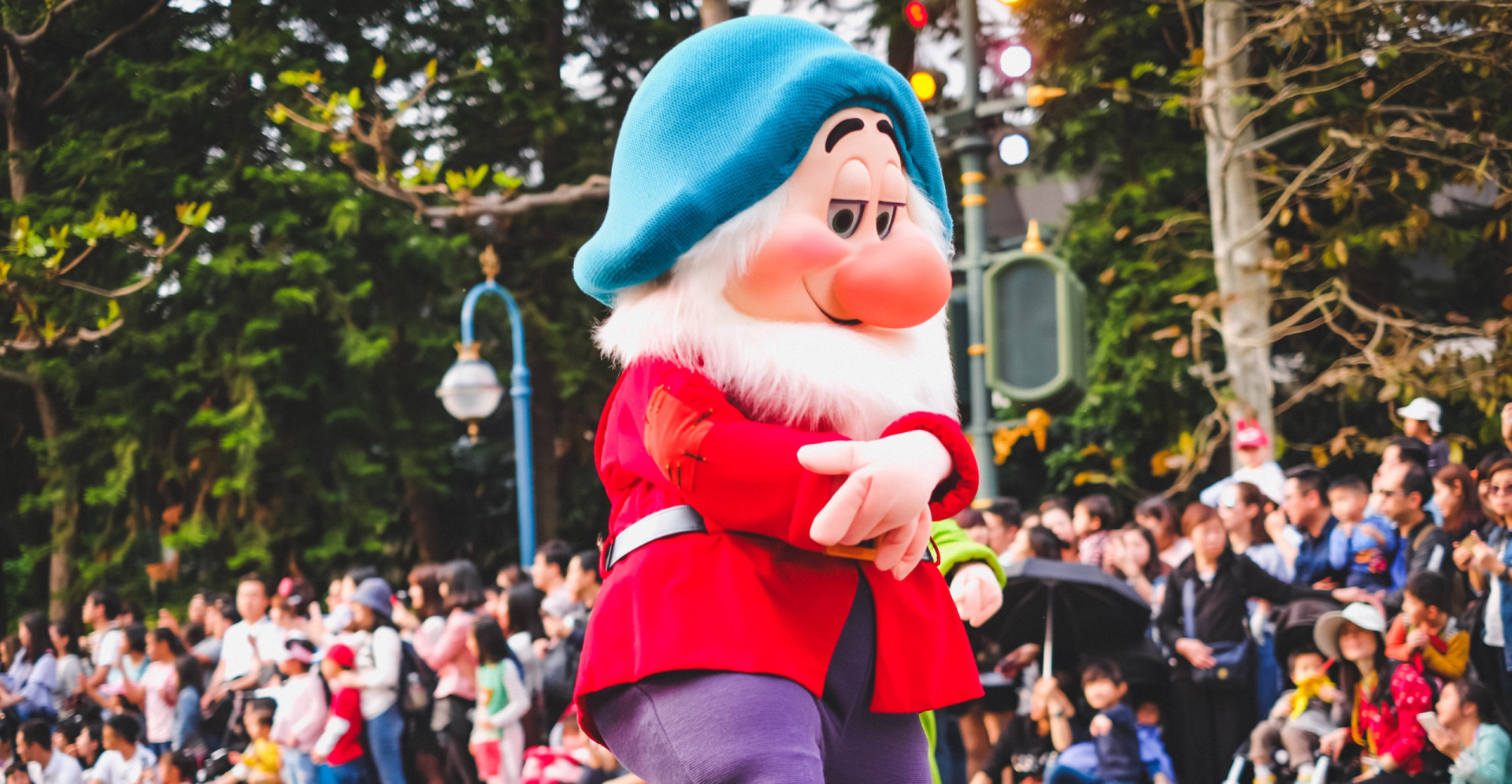 The most bizarre Disney park rules employees must follow