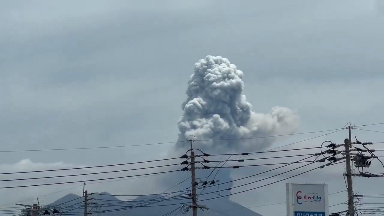 Japan: Sakurajima Volcano Erupts, Ashfall Warning Issued 2