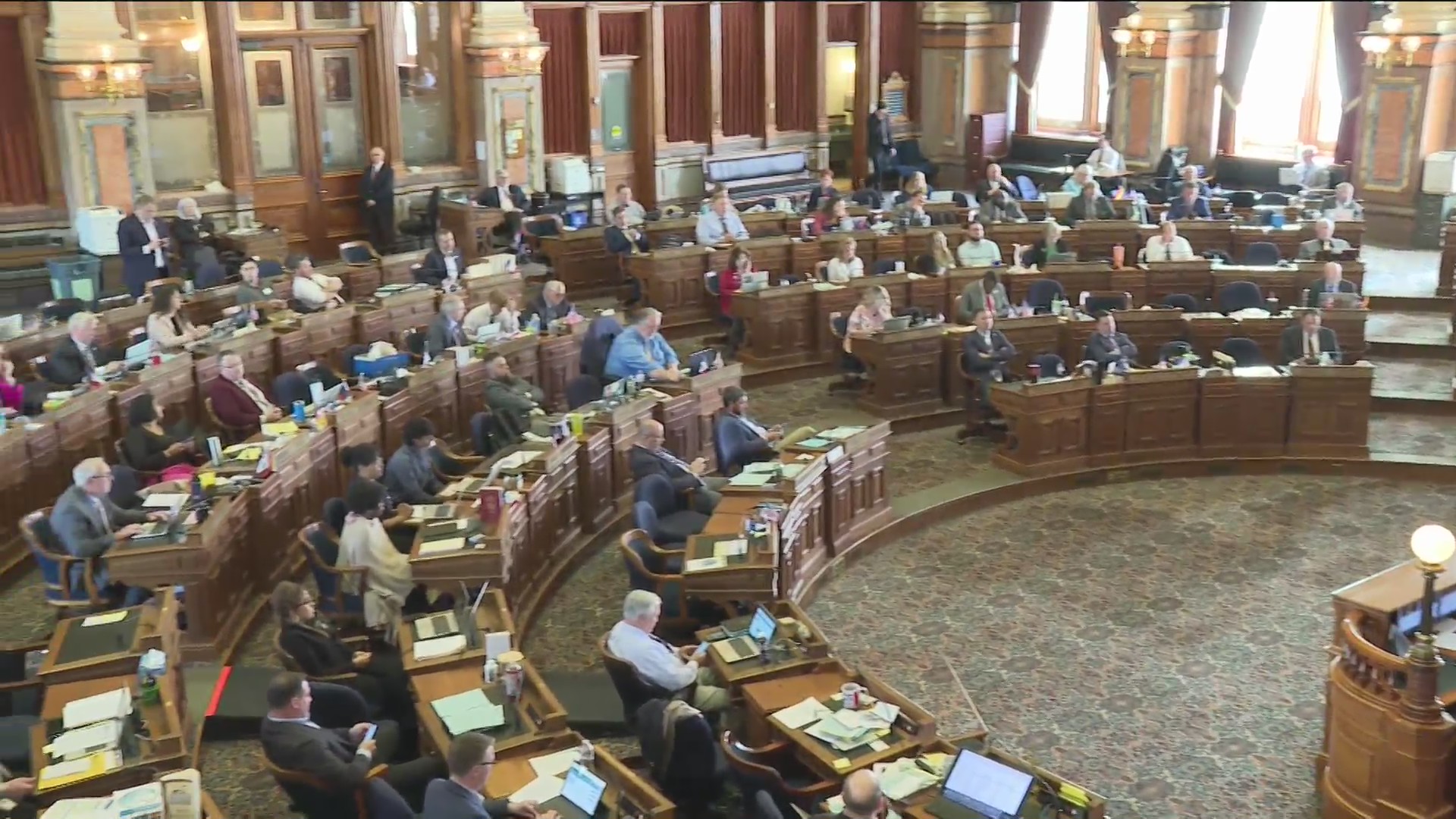 2025 Iowa legislative session adjourns early Thursday morning