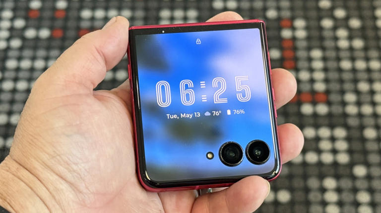 Motorola Razr Ultra 2025 Review: Flip Phone Classic Retakes The ...