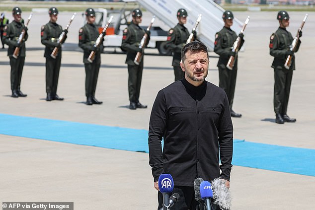 Russia calls Zelensky a 'pathetic loser clown' as he arrives in Turkey ...