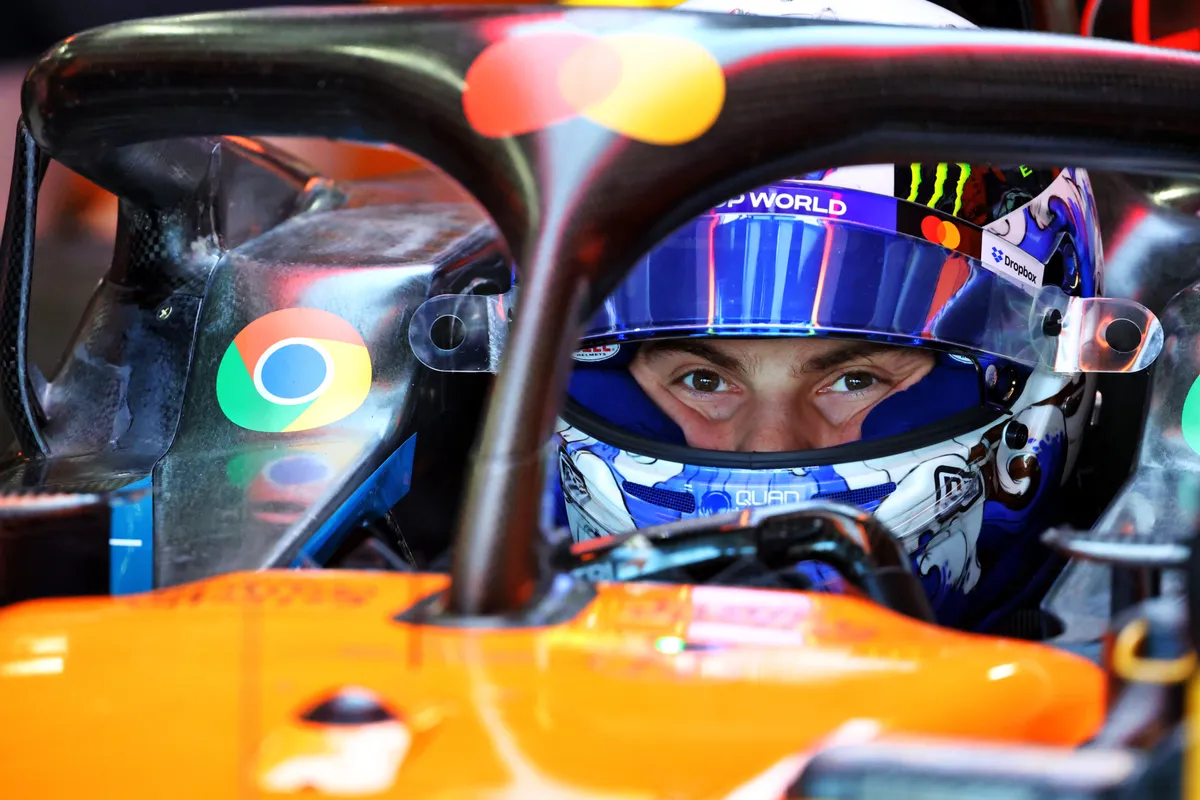 Piastri Accepts Trophy: Mother Nicole Offers Handy Advice to Her Son!