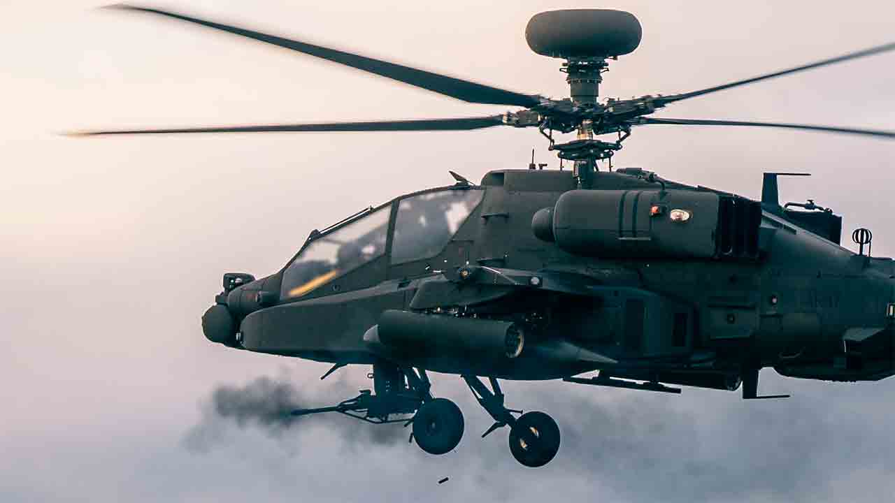 Britiske Apache-helikoptere udfører træning med skarpt ammunition i ...