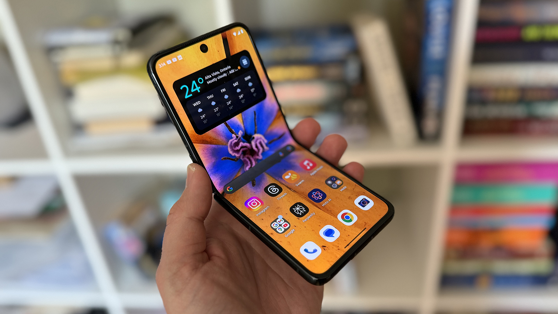 Motorola Razr Ultra Review: The Best Clamshell Foldable Phone in the US