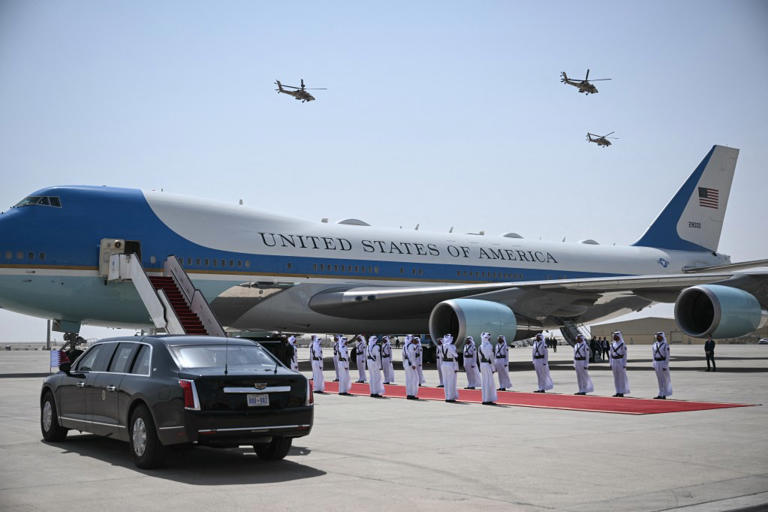Trump praises crowd of cheering soldiers at biggest US military base in ...