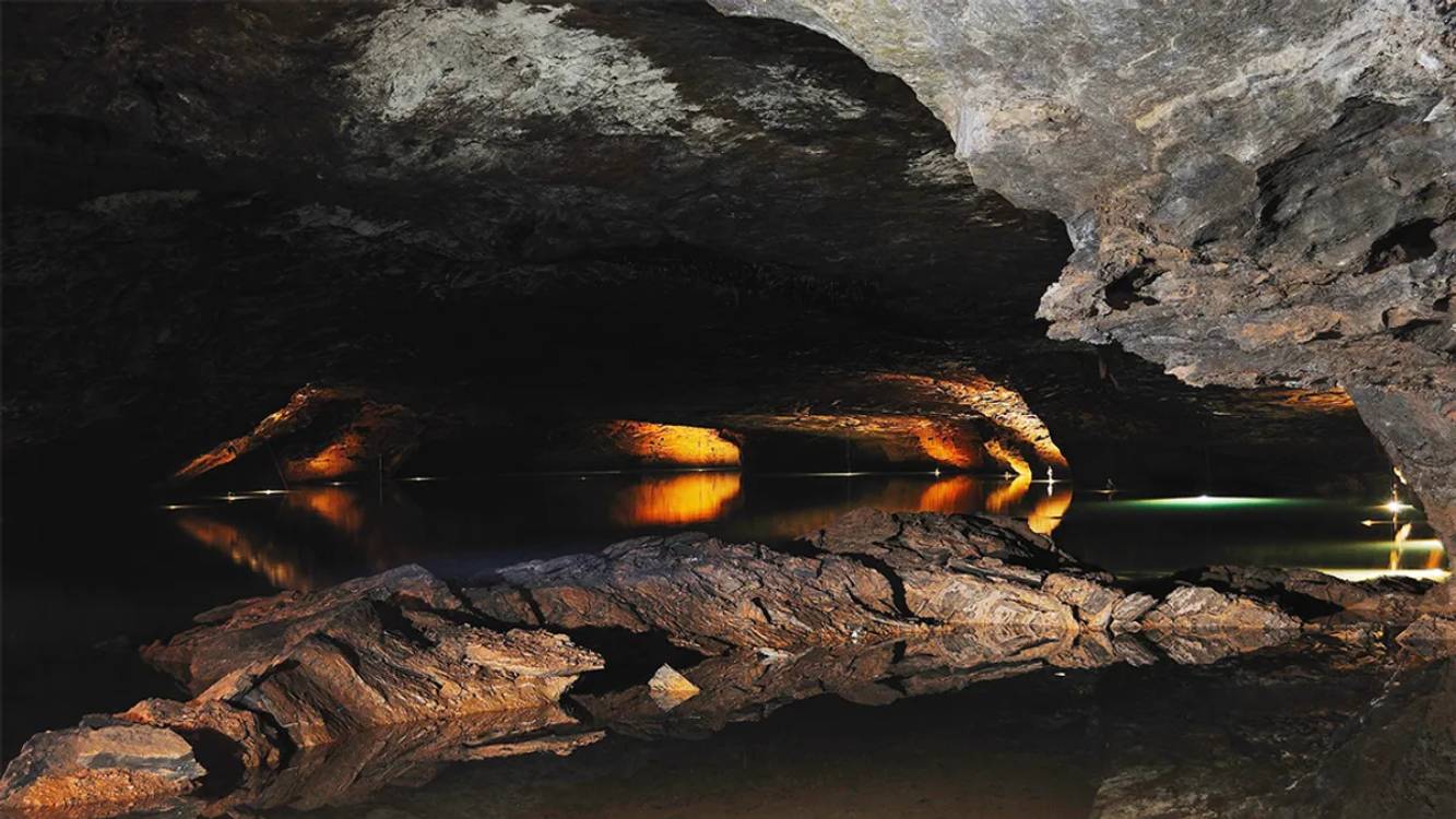 Un garçon de 13 ans découvre le plus grand lac souterrain d’Amérique du ...
