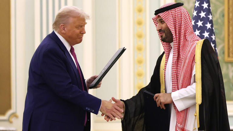 Trump faces backlash over Qatar gift