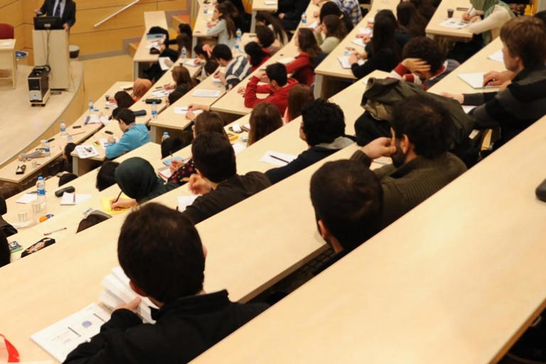 Öğretim görevlisinin yaptığını gören öğrenci ders ücretini geri istedi