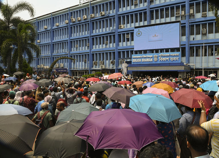 Clash between police, protesting teachers outside Bengal education HQ ...