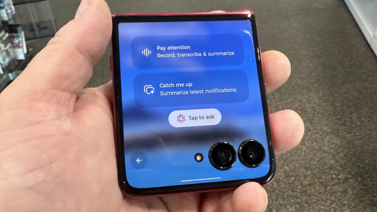 Motorola Razr Ultra 2025 Review: Flip Phone Classic Retakes The ...