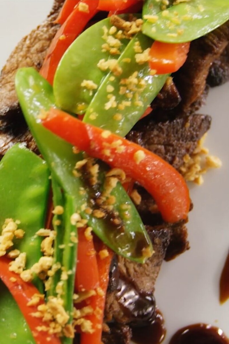 Sauté rapide et coloré de porc, de poivrons rouges et de pois mange-tout