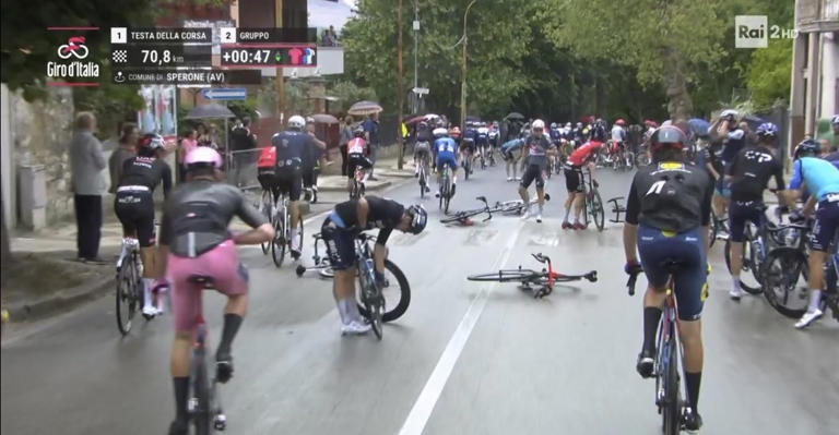 Giro d’Italia 2025, grossa caduta a causa della strada scivolosa: tappa ...