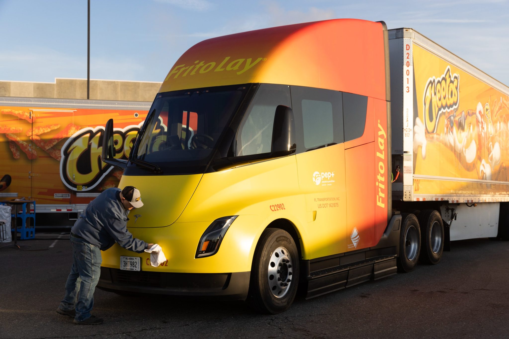 Tesla rival Daimler Truck wants to know if Elon Musk’s Semi EV can ...