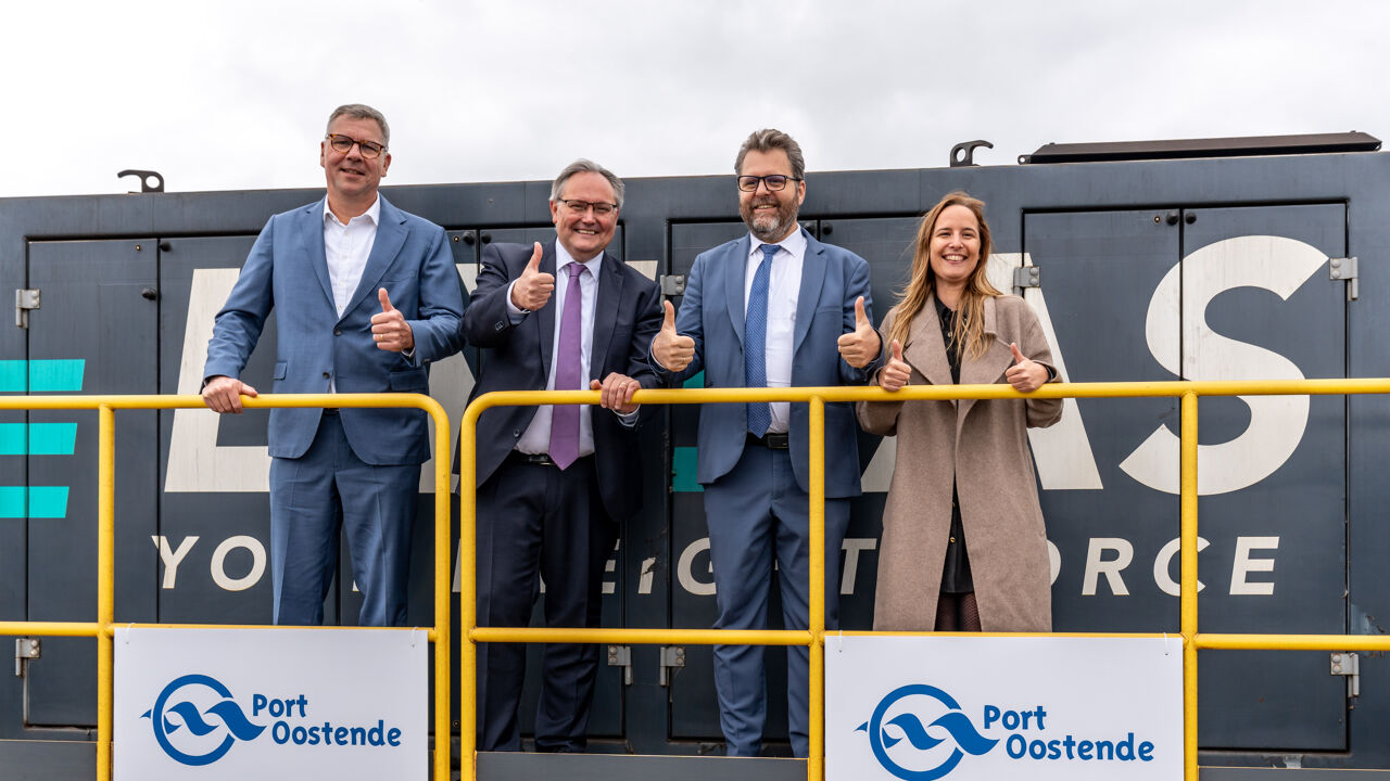 Eerste autotrein ooit komt aan in haven van Oostende: "Belangrijke stap ...