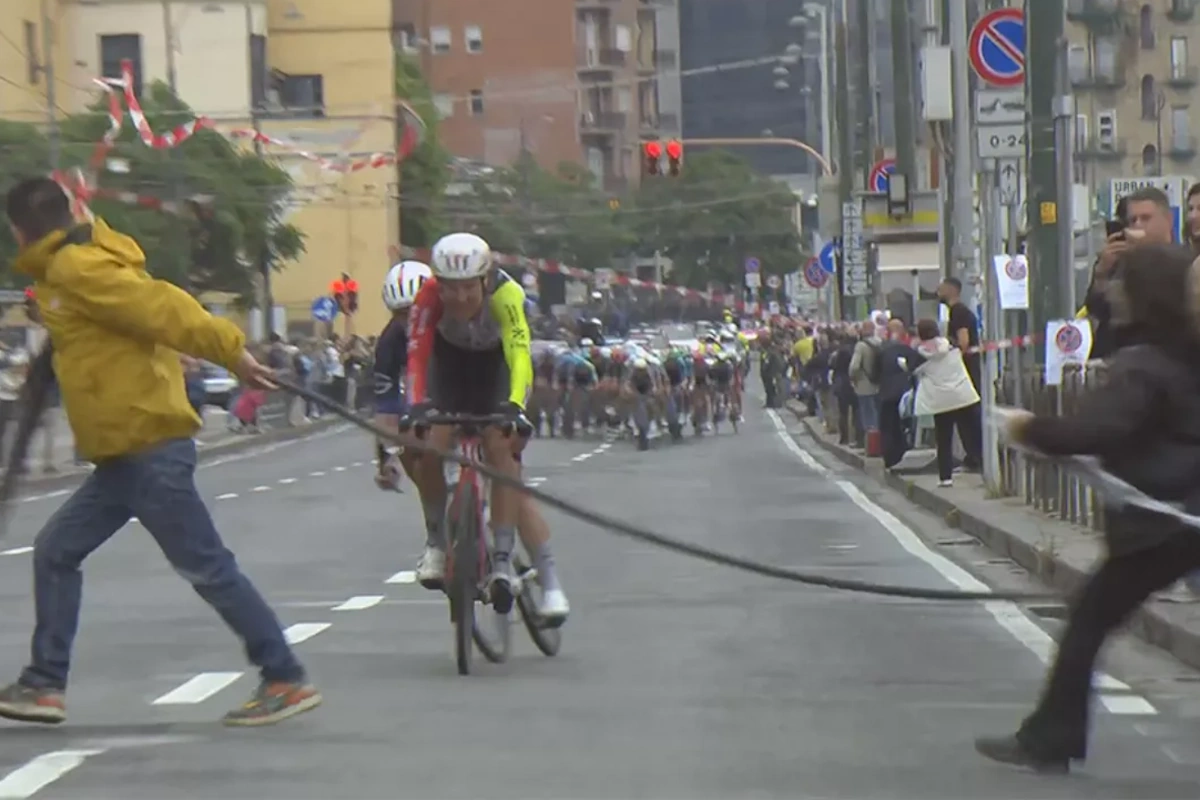 Un anno fa... Giro d’Italia 2025, folle protesta nel finale: "Ho dovuto ...