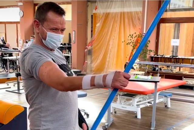 El hombre que perdió sus brazos mientras trabajaba y 23 años después ...