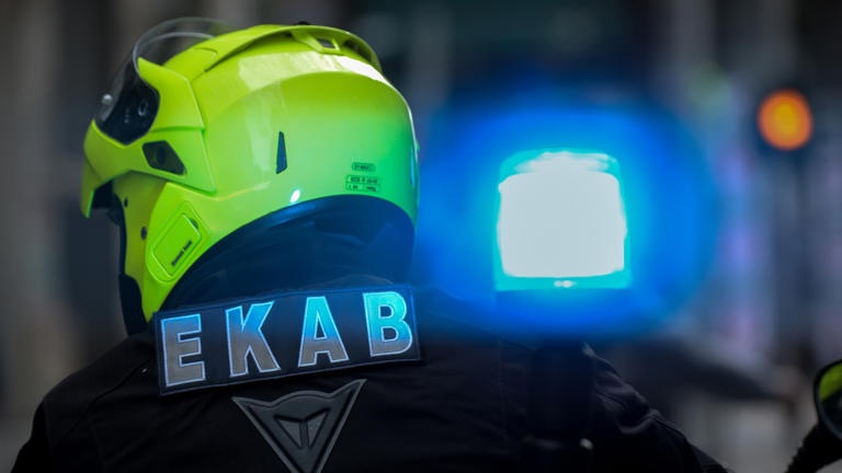 Νίκαια: Οχημα έπεσε από τη γέφυρα στην Πέτρου Ράλλη στη Θηβών