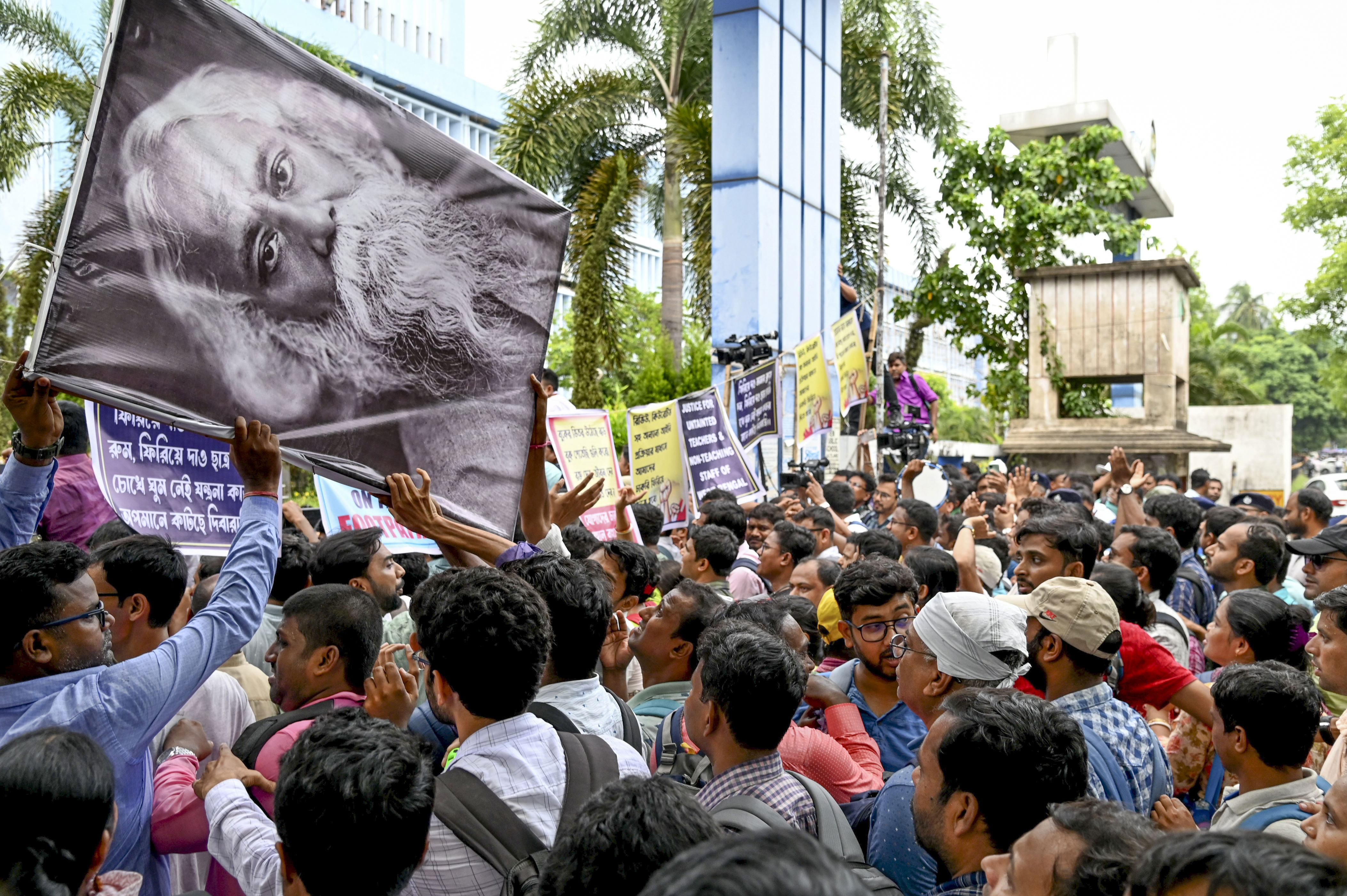 Clash between police, protesting teachers outside Bengal education HQ ...