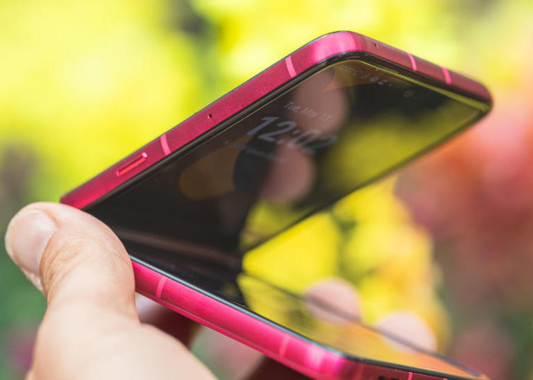 I Tested the Motorola Razr Ultra. It's Good, but Flipping Expensive