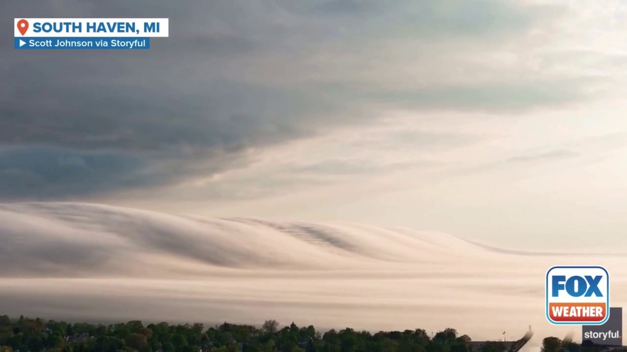 Mesmerizing footage shows 'fog tsunami' rolling over Lake Michigan