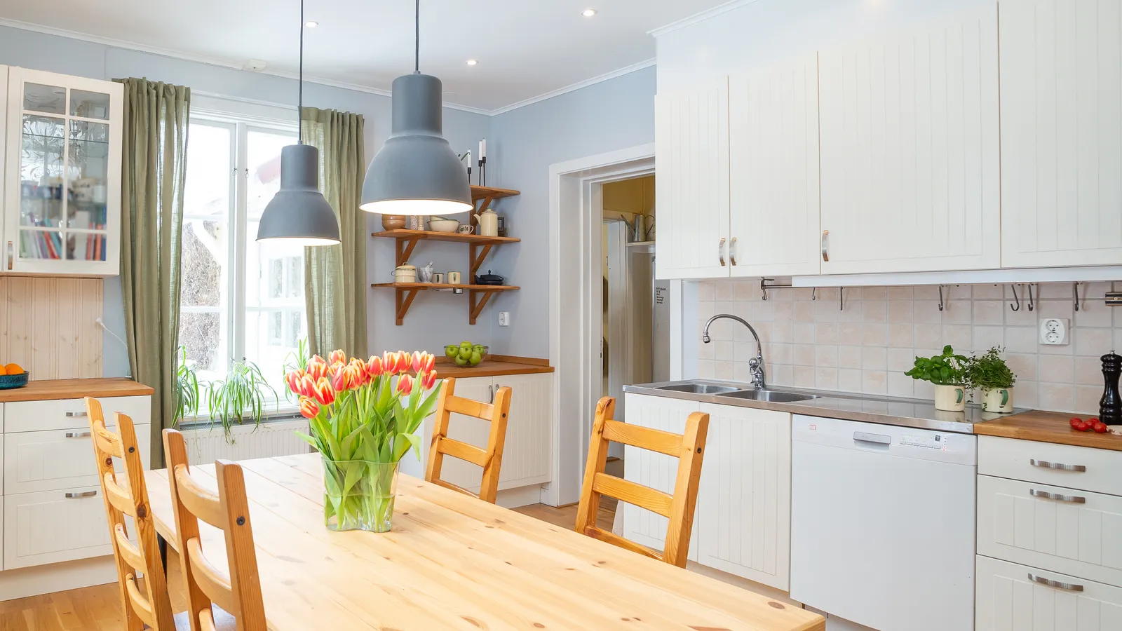 My Kitchen Blooms with These Easy Spring Styling Tricks