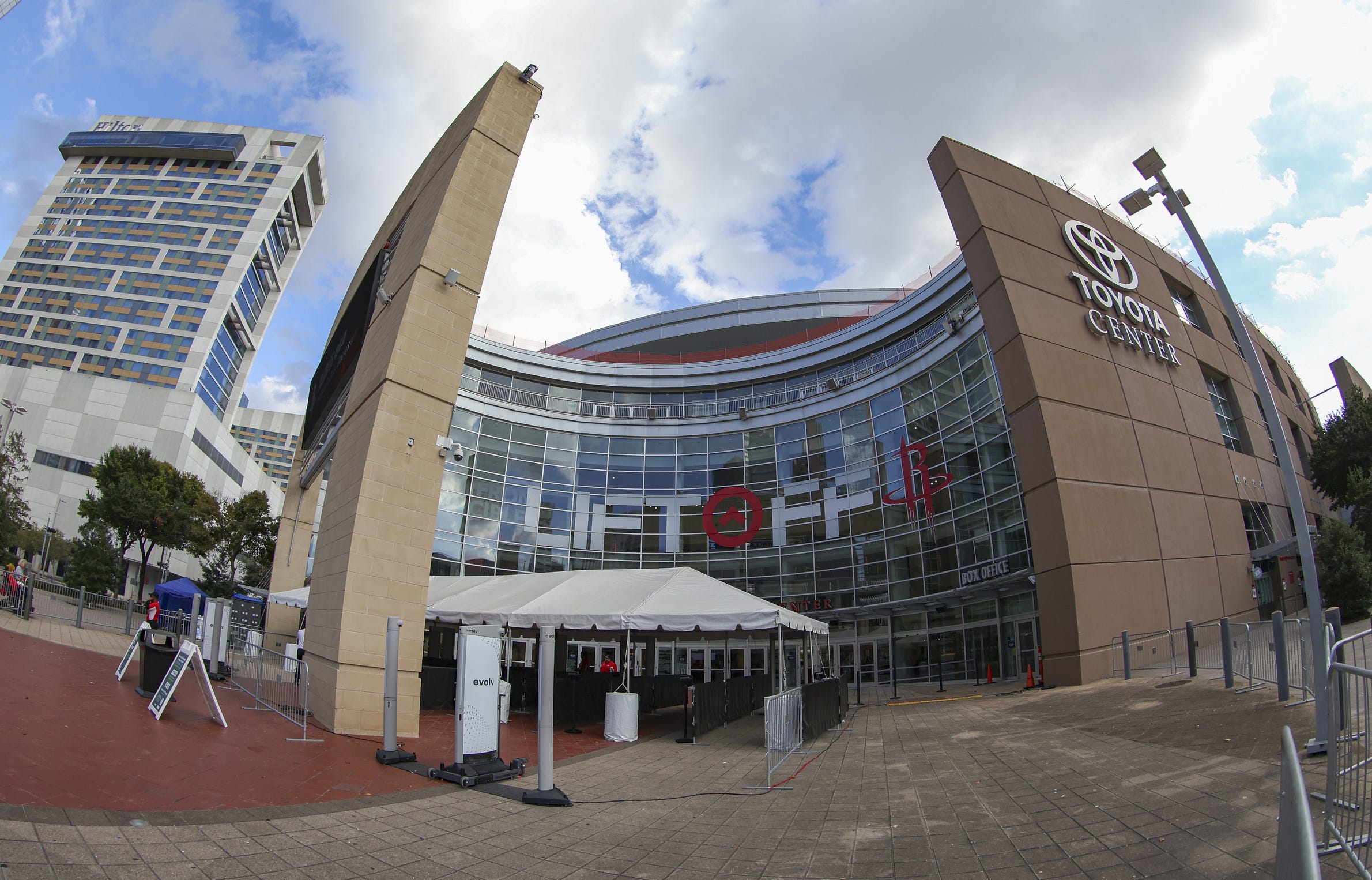 Rockets, Toyota reportedly extend naming-rights deal for Houston arena