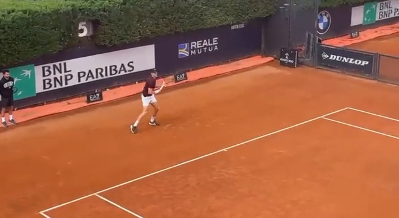 Internazionali Roma, Jannik Sinner arriva al campo d’allenamento prima ...