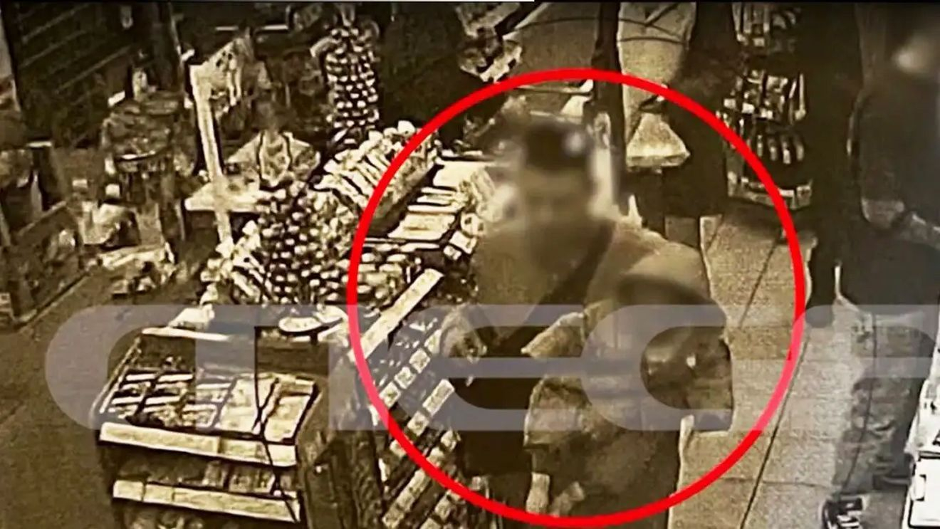 Άλιμος: Φωτογραφία - ντοκουμέντο με τον άνδρα να κρατά αγκαλιά το βρέφος