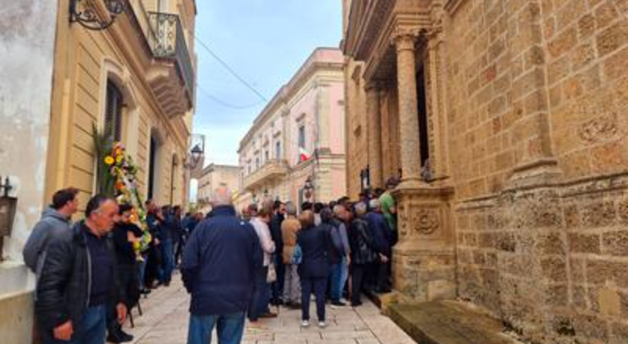 Addio a Erica Quaranta, morta dopo tre anni di coma. Folla al funerale ...