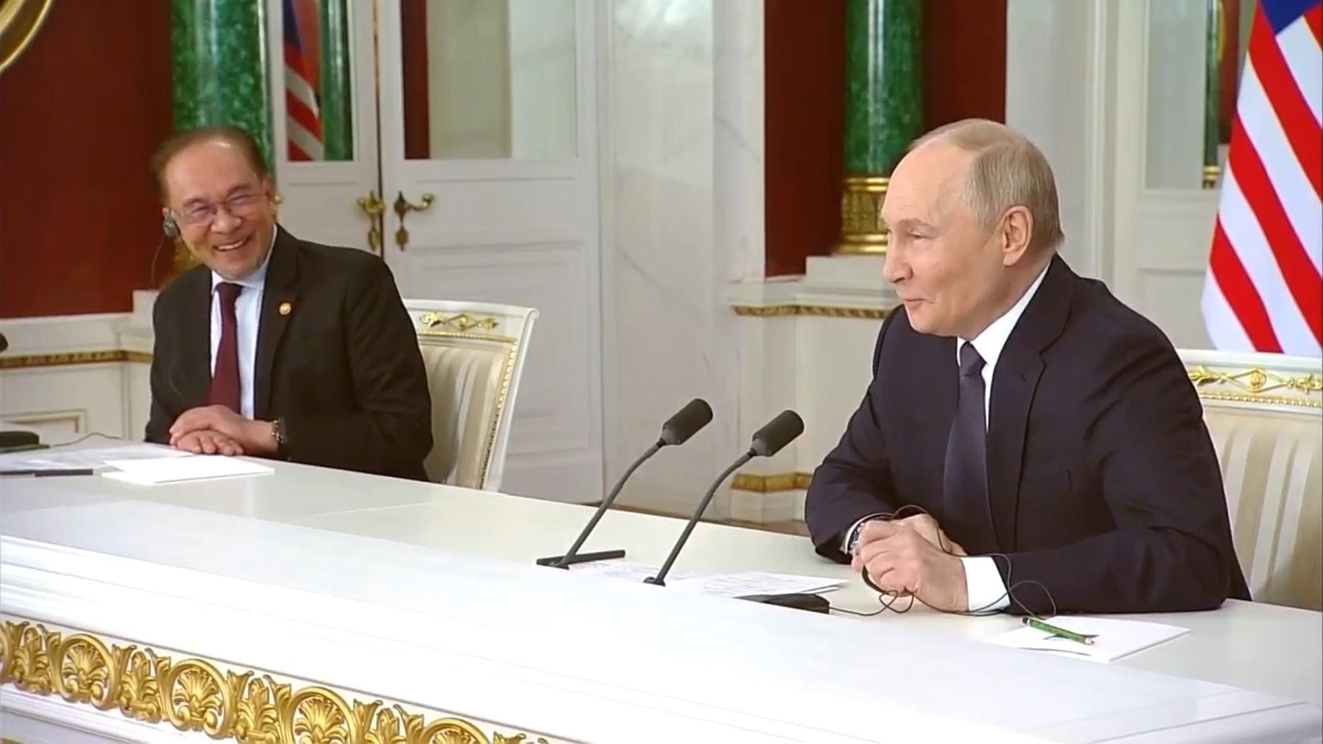Putin banters with Malaysia PM Anwar in humorous exchange about royal ...