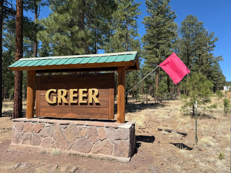 AZ Gov. Katie Hobbs meets with officials in charge of Greer Fire as it ...