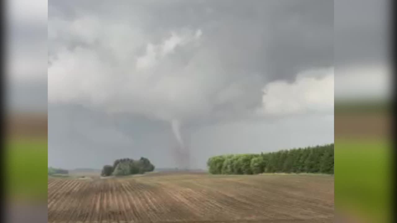 Western Wisconsin tornadoes tear across fields in New Richmond, Hammond