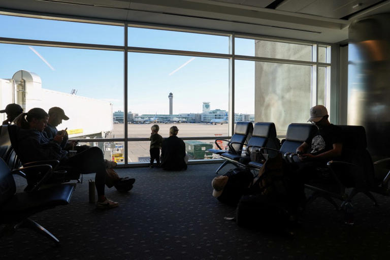 6-minute outage at Denver airport leaves 20 pilots in the lurch in ...