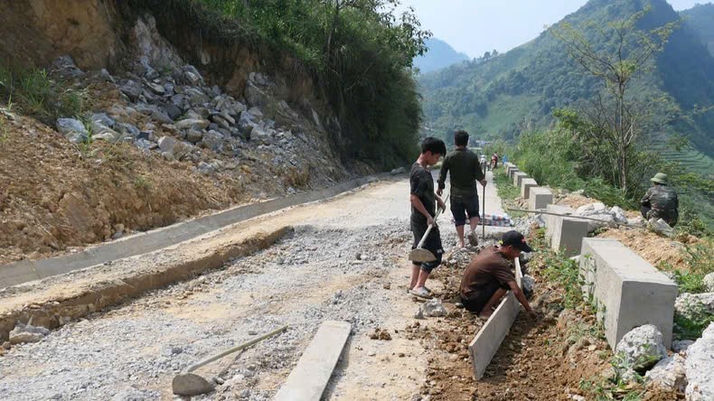 Sửa chữa tuyến đường mới làm đã hỏng sau phản ánh của Lao Động