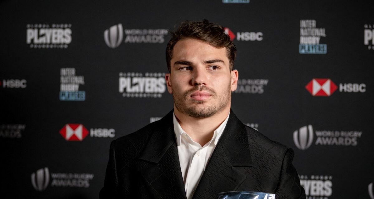 Antoine Dupont sort le costume et la noeud papillon pour monter les ...