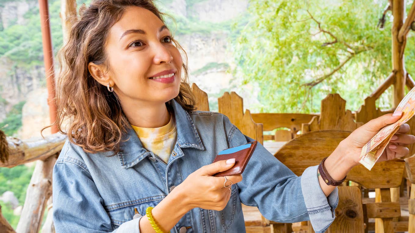 People Who Always Tip 20% Usually Have These 11 Traits