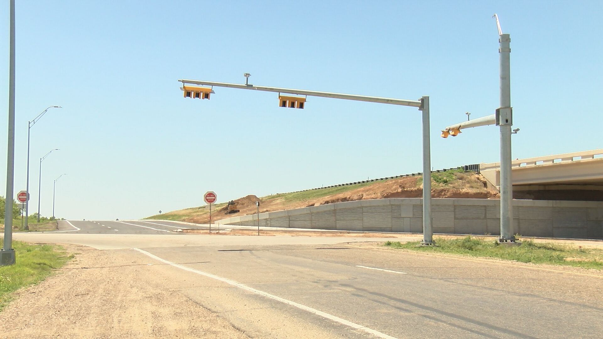 TxDOT installs new traffic signals on North Loop 335 and Western Street