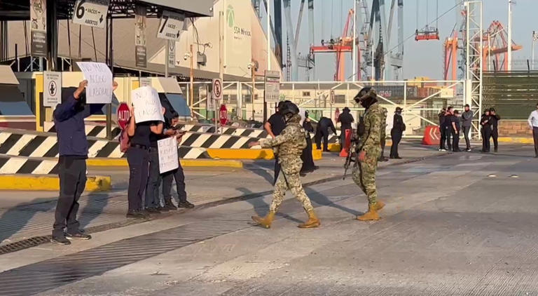 Trabajadores del puerto de Manzanillo bloquean accesos para exigir renuncia del titular de la aduana