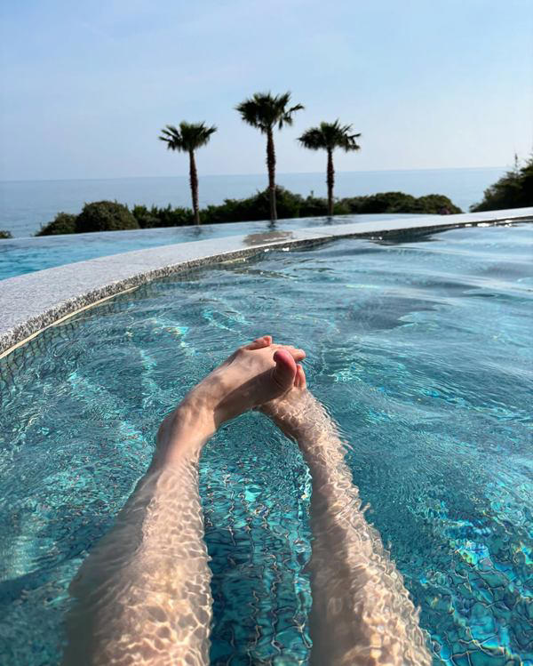 '165cm·56kg' 맹승지, 구멍난 모노키니 속 화끈한 가슴골 노출[스한★그램]