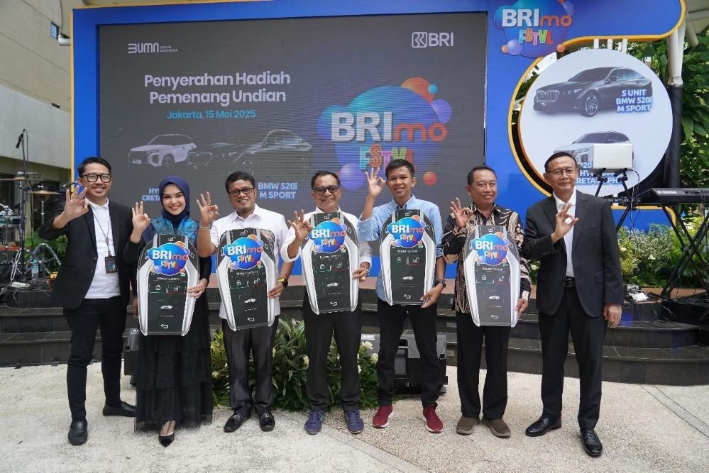 BRI Serahkan Hadiah BRImo FSTVL 2024 Sebagai Apresiasi untuk Nasabah Loyal