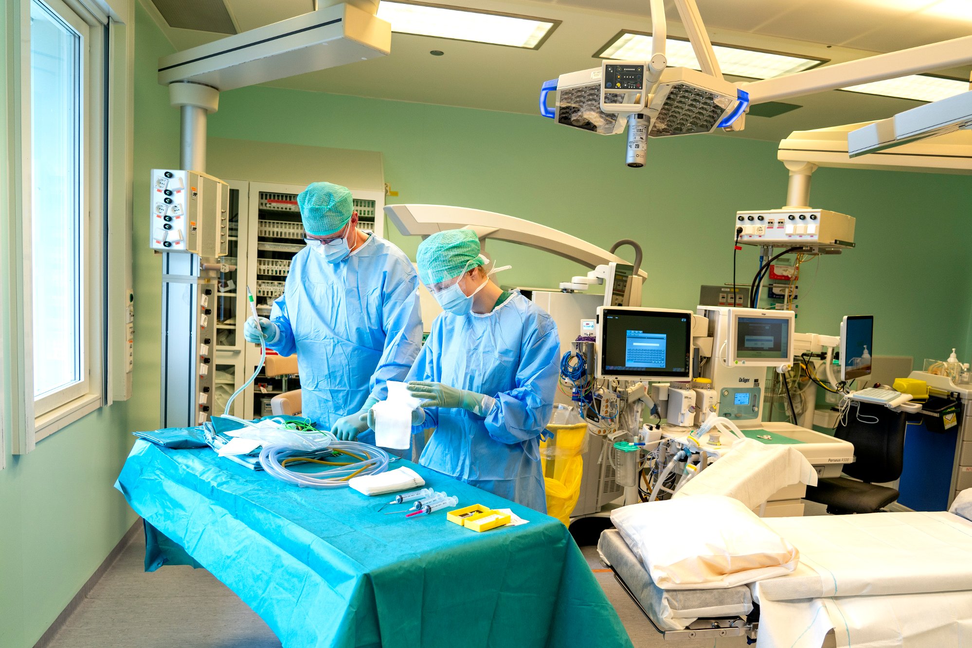 Mangel på personell: Må avlyse tusenvis av operasjoner