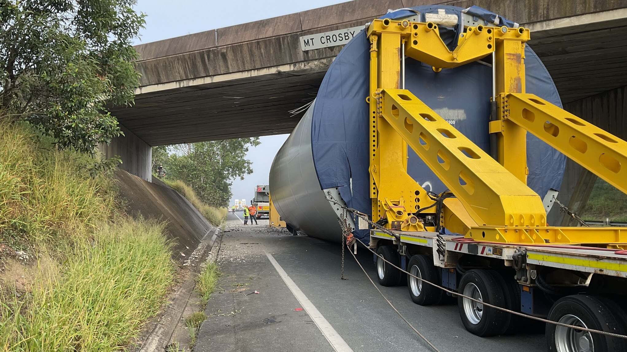Truck carrying wind turbine gets stuck under Mount Crosby Bridge ...