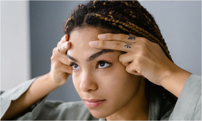 3 Arti Kedutan di Dahi, Kamu Harus Perhatikan Titik Terasanya