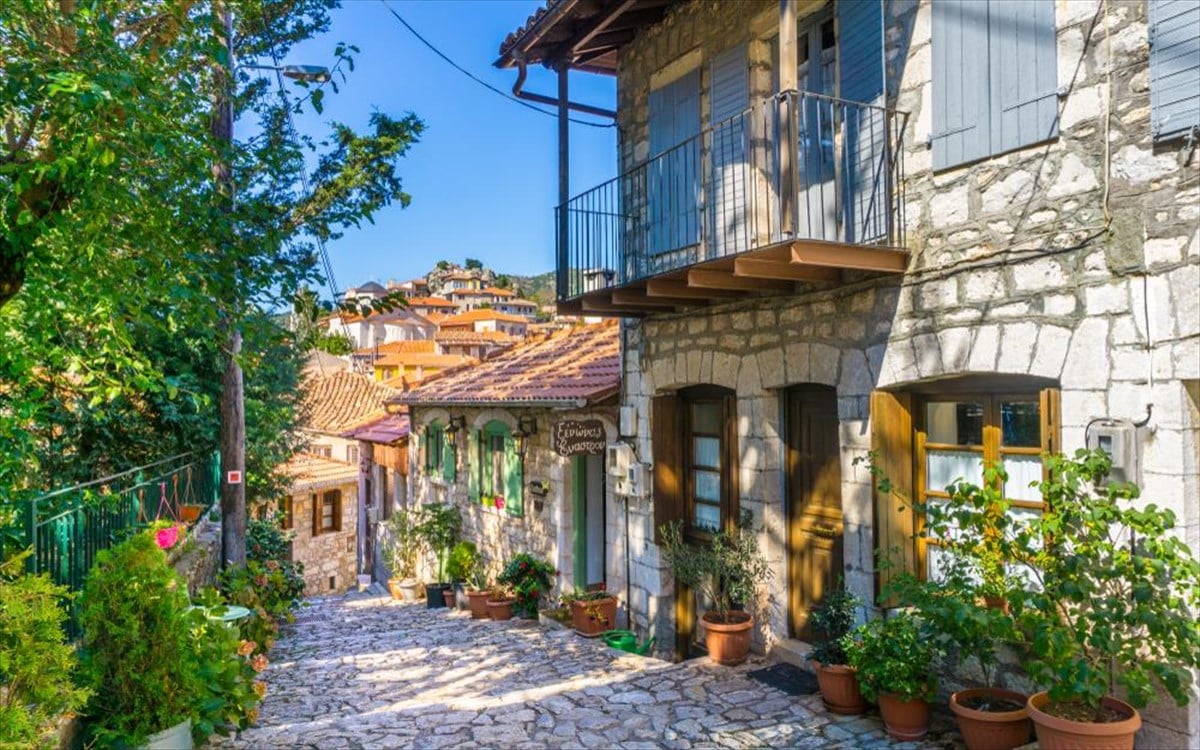 Άνοιξη στην ελληνική επαρχία: 3 ήσυχα μέρη για αυθεντικές αποδράσεις