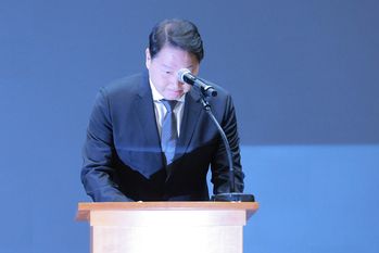 SKT hit with class-action seeking 4.6 billion won over SIM hack